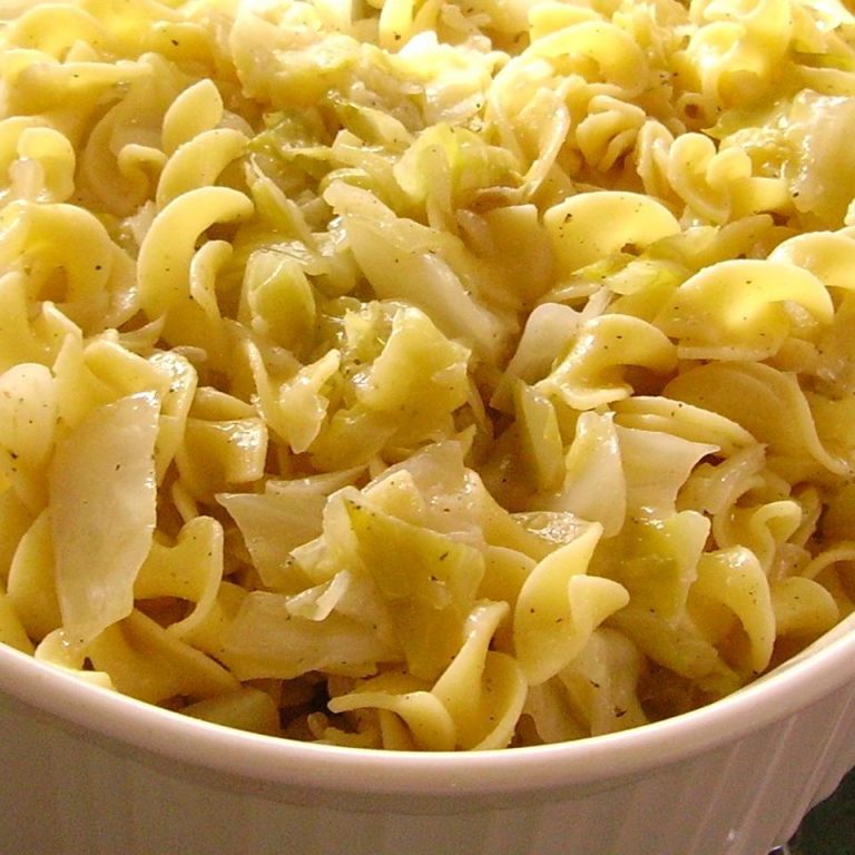 HALUSKI – CABBAGE AND NOODLES - Skinny Daily Recipes